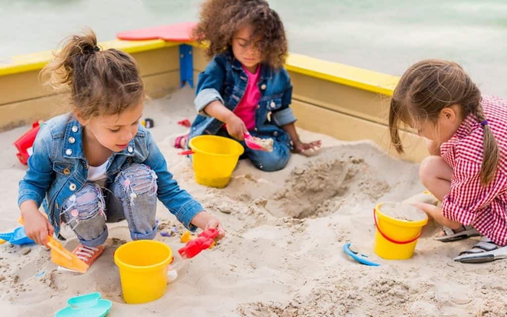 21 Screen-Free Ways to Keep Kids Busy So You Can Get Stuff Done